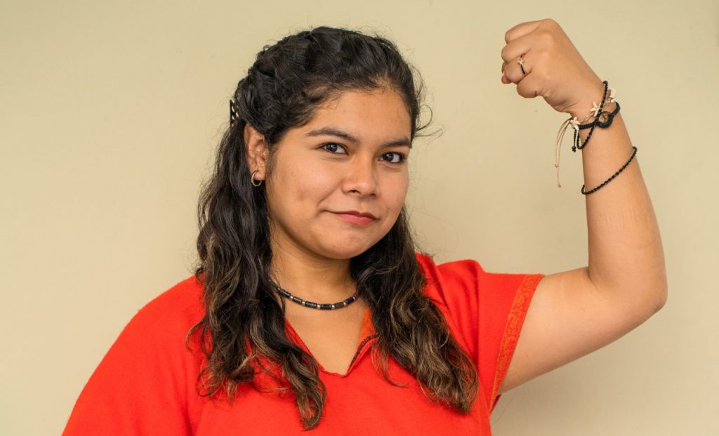 MANOS DE MUJER TEJIENDO EL SABER FEMENINO | SUCO